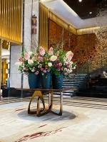 China Premium Vase Ornament Hotel Flower Arrangement Decorative Flower Pot And Table for sale