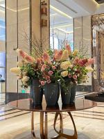 China Premium Vase Ornament Hotel Flower Arrangement Decorative Flower Pot And Table for sale