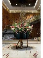 China Premium Vase Ornament Hotel Flower Arrangement Decorative Flower Pot And Table for sale