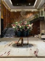 China Premium Vase Ornament Hotel Flower Arrangement Decorative Flower Pot And Table for sale