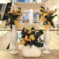 China Upscale Hotel Lobby Floor Vase White Fiberglass Highly Decorative for sale