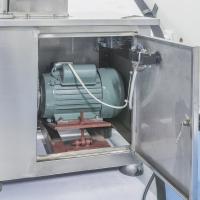 China Food Grade Jaggery Powder Grinding Machine 10-120 Mesh with 80-300kg/h Capacity and GMP Compliance for sale