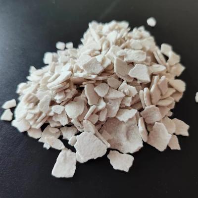 China Offwhite Flake Calcium Chloride 74% Dihydrate for Snow Melting and Industrial Desiccant for sale