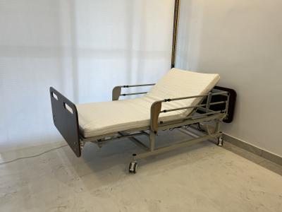 China Electric Home elderly nursing Bed with Lockable Wheels for sale