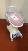 China Hospital Child bed baby crib Hydraulic System Control 25kg Load Hospital Baby Trolley White for sale