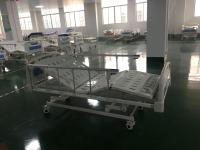 China Luxurious Castors Multifunction CE ISO 680mm 3 Crank Manual Hospital Bed for sale
