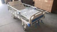 China 2 Cranks Hospital Manual Patient Bed Steel Spray Plastic Frame for sale