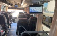 China Good Condition 3300mm Wheelbase Right Hand Drive Coach Bus with 8L Engine Capacity for sale