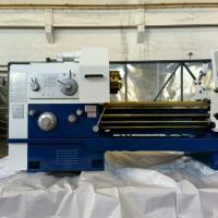 China Heavy Duty Center Lathe CW6163x3000: 0.01mm Roundness Error for Precision Industrial Machining for sale