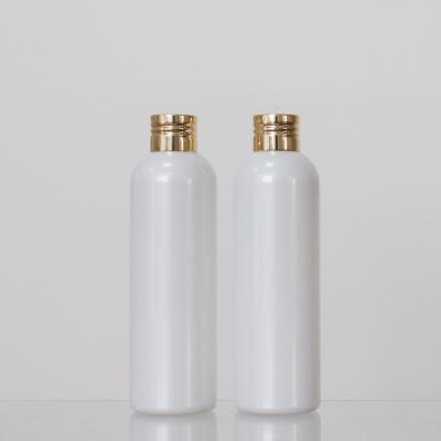 China 180ml Cosmetic Plastic Round Bottles Transparent Color With Cap for sale