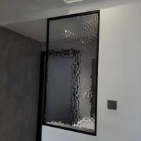 China Curved 10mm Ultra White Water Cube Explosion Proof Decorative Glass Partition Indoor Sound Insulation Impact Resistance for sale