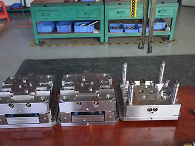 China Plastic Packaging Iron Injection Mould Maker ISO9001 TS16949 Certified for sale