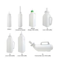 China 2L Capacity Calf Milk Feeder Bottle with Soft Silicone Nipple and Ergonomic Handle Design for Livestock Feeding for sale
