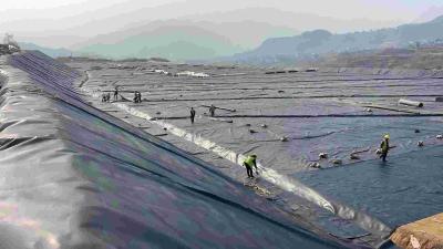 China Custom HDPE Smooth Geomembrane 1.5mm Thickness 50 Year Service Life for Landfill Mining for sale