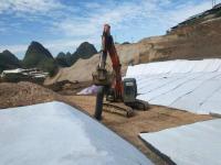 China Geosynthetic Clay Liner Natural Sodium Bentonite Core 4-6mm Hydraulic Barrier Roll 4.8m x 35m for sale