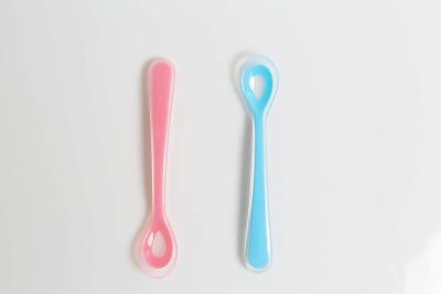 China Perfect Grip Flexible Silicone Weaning Spoon Soft Tip For Baby Teething for sale