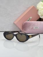 China Y2K Vintage Oval Cat Eye Sunglasses Women Luxury Gold Logo Small Frame Sunglasses UV400 Retro Fashion Eyewear for Street Style Vacation SMU C02 for sale