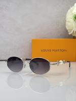 China Vintage Oval Pearl Chain Sunglasses for Women Luxury Metal Frame Gradient Lens UV400 Protection Elegant Ladies Eyewear for Party Travel Z8331 for sale