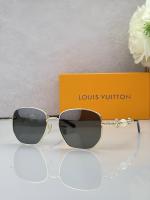 China Vintage Oval Pearl Chain Sunglasses for Women Luxury Metal Frame Gradient Lens UV400 Protection Elegant Ladies Eyewear for Party Travel Prescription for sale