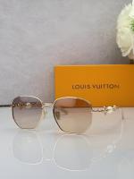 China Vintage Oval Pearl Chain Sunglasses for Women Luxury Metal Frame Gradient Lens UV400 Protection Elegant Ladies Eyewear for Party Travel Prescription for sale