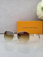 China Vintage Oval Pearl Chain Sunglasses for Women Luxury Metal Frame Gradient Lens UV400 Protection Elegant Ladies Eyewear for Party Travel Prescription for sale