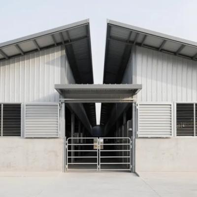 China Hot-Dip Galvanized Steel Cattle Shelter with Customizable Span 12-30m and 20-Year Design Life for sale