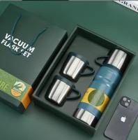 China 680ml Insulated Water Bottle Double Wall 304 Stainless Steel Thermos Vacuum Flask with 2 Cups for sale