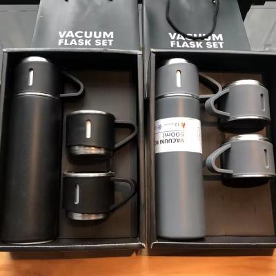 China 500ml Double Wall Stainless Steel Vacuum Flask Gift Set with Two Coffee Cups 6-12hrs Hot Cold for sale