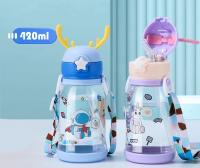 China Custom Logo Plastic Kids Water Bottle 600ml Portable Straw Drinking Bottle 22.5x8.5cm for sale