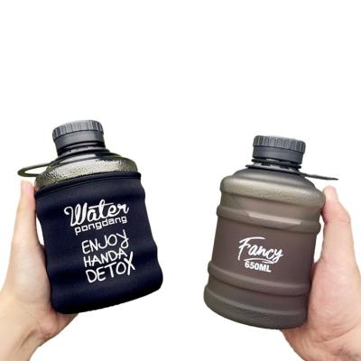 China 650ML Mini Bucket Shaped Plastic Water Bottle for Camping Thermal Insulation Performance for sale