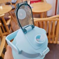 China Progressive Color 2000ml Large Capacity Water Bottle with Lid for Outdoor Sports Fitness for sale
