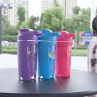 China Portable 600ml Plastic Shake Cup with Custom Logo for Protein Powder and Salad for sale