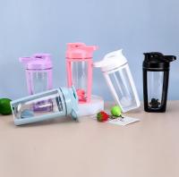 China Portable 600ml Plastic Shake Cup with Custom Logo for Protein Powder and Salad for sale