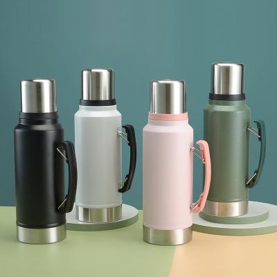 China 1000ml 1400ml Vacuum Insulated Stainless Steel Water Bottle with Handgrip BPA Free Double Wall Tumbler for sale