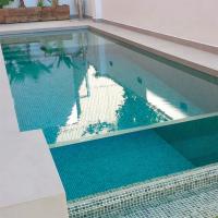 China Acrylic Plexiglass Pool Fence Panels for Pressure Resistant Swimming Pool Enclosure for sale