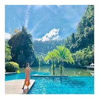 China Outdoor Transparent Acrylic Swimming Pool with Style Design on Sale for sale