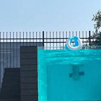China Acrylic Borderless Swimming Pool for Hotels 43m3 Pool Water Capacity 3050KGS Net Weight for sale