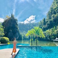 China Swimming Season AUPOOL High Transparent Acrylic Swimming Pool with Window and Spa for sale