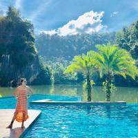 China Aupool Acrylic Suspended Transparent Glass Swimming Pool Design with PMMA Acrylic Panel for sale