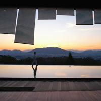 China Customer's Demand Clear Acrylic Swimming Pool Wall Container for Outdoor Installation for sale