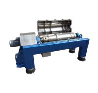 China Industrial Decanter Centrifuge Continuous Flow Waste Oil Tea Herbal Separation 400mm 3400rpm for sale