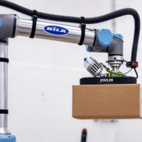 China UR16e 16kg Payload 900mm Reach 6-Axis Loading And Uploading Cobot Arm with for sale