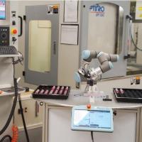 China UR7e Collaborative Robot Workstation 7.5kg Cobot With 850mm Reach for Precision Instrument Material Picking Handling and Loading for sale