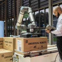 China UR8 Long Reach 1750 Cobot Robot 8kg Payload 6 Axis Collaborative Robotic Arm for sale