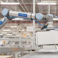 China New Universal Robots UR8 Collaborative Robot 6 Axis 35kg Payload 1300mm Reach IP54 for sale
