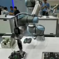 China UR7E 6-Axis Screw Driving Robot Collaborative Robot Motor Bearing Payload 7kg for sale