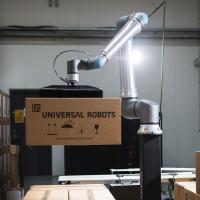 China UR20-1750 20kg Payload Collaborative Robot with Vacuum Suction Cup for Palletizing for sale