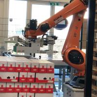 China Heavy-duty Handling Palletizing Robot KR 300 R2700-2 High Load Capacity Chemical for sale