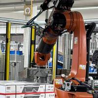 China Heavy-duty Handling Palletizing Robot KR 300 R2700-2 High Load Capacity Chemical for sale