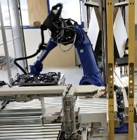China Yaskawa GP180 180kg Payload Palletizing Robot 1702mm Reach Carton Stacking for sale